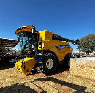 !NEW! 2023 Model New Holland CR 790 Stroper / Combine Harvester (006975 ...